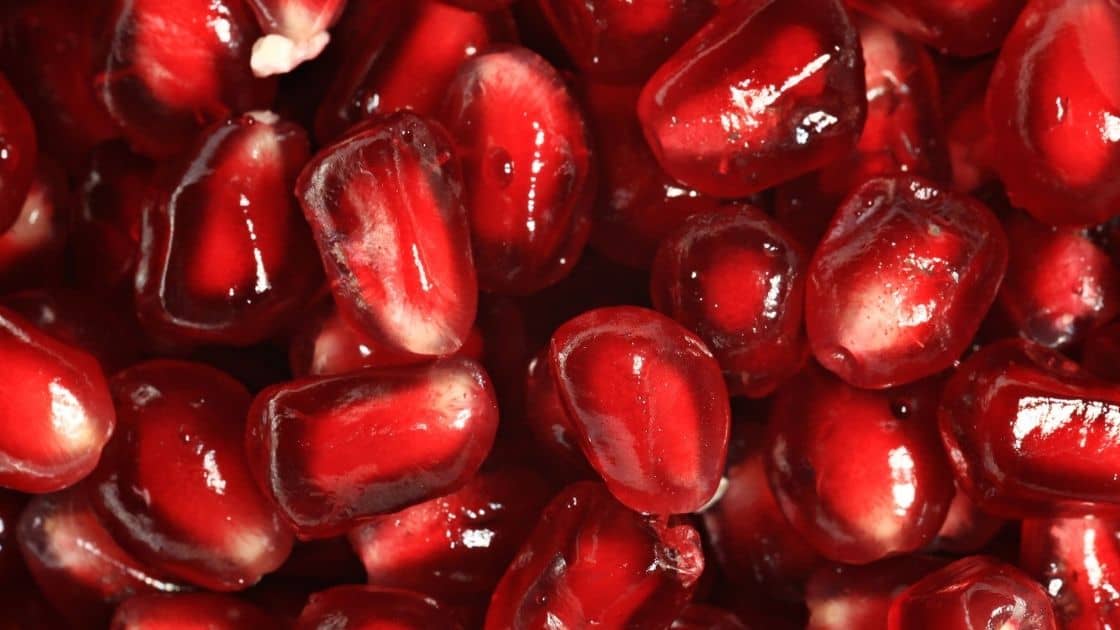 Are You Supposed To Eat Pomegranate Seeds? - Eat For Longer